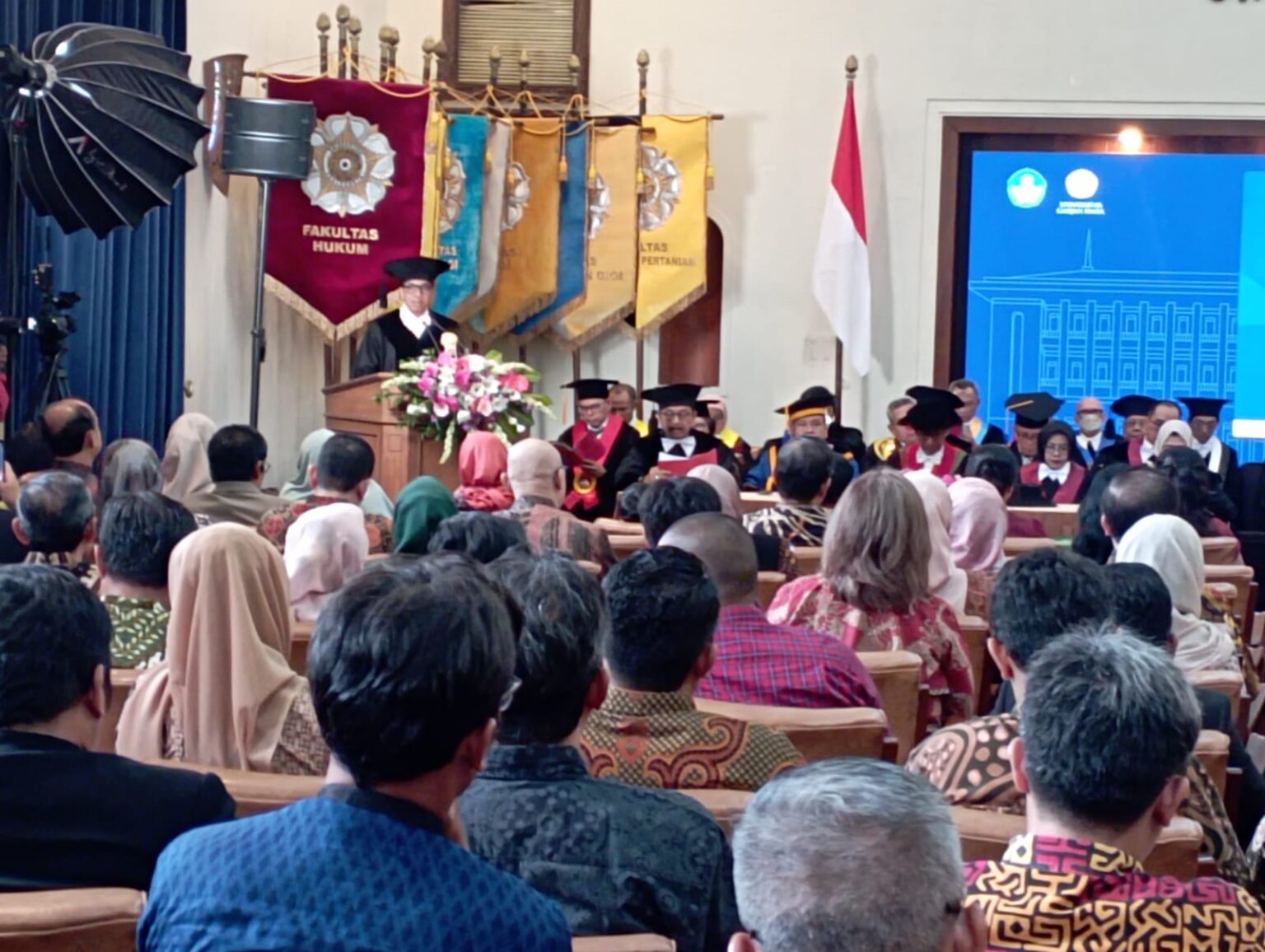 Zainal Arifin Mochtar Dikukuhkan sebagai Guru Besar FH UGM